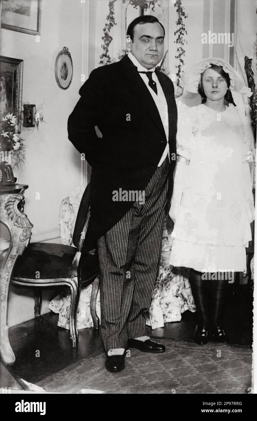 1910 ca : The italian Opera singer tenore ENRICO CARUSO ( Napoli 1873 - 1921 ) with singer ...
