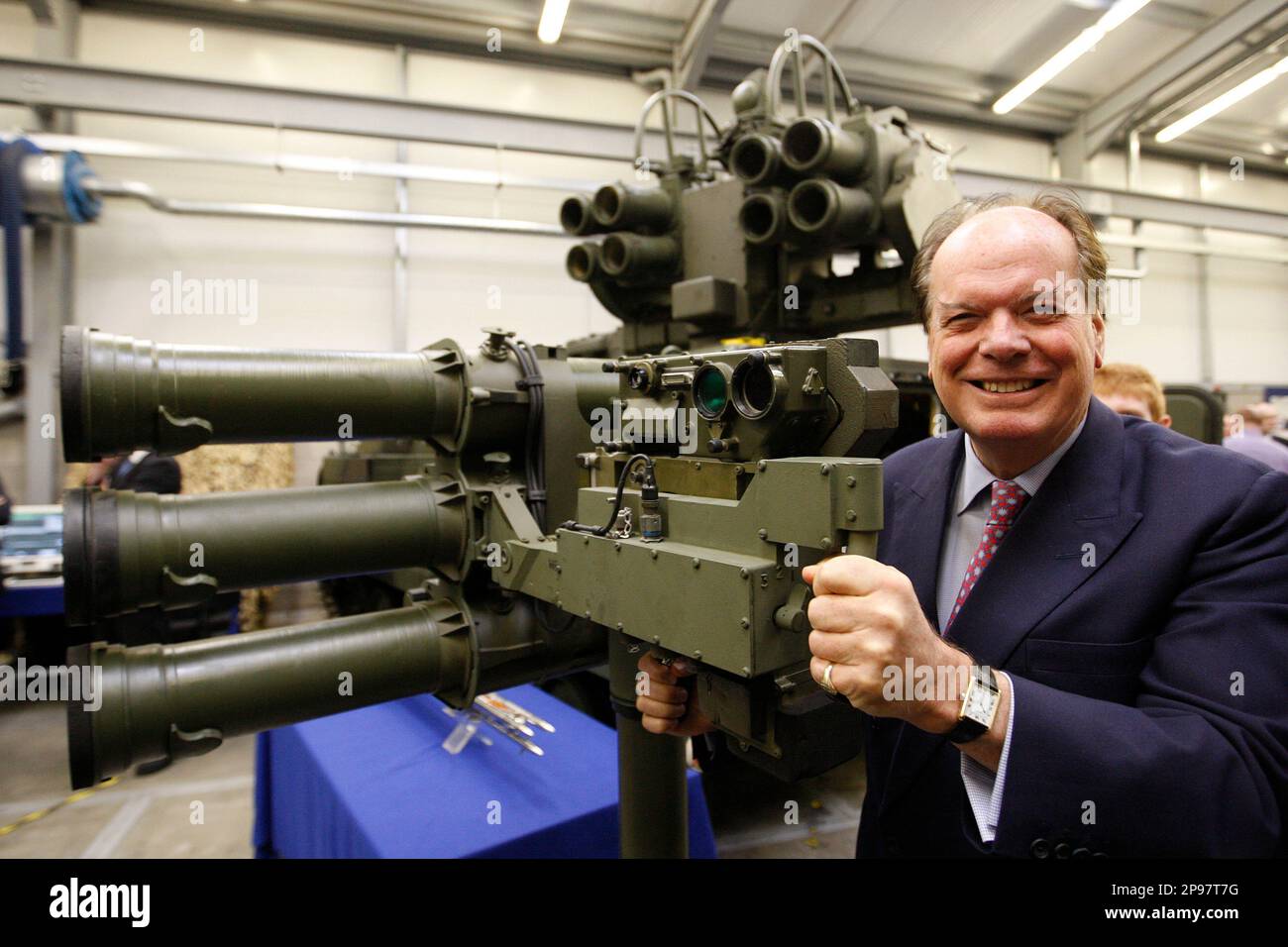 Quentin Davies, Minister for Defense and Support, inspects The super ...