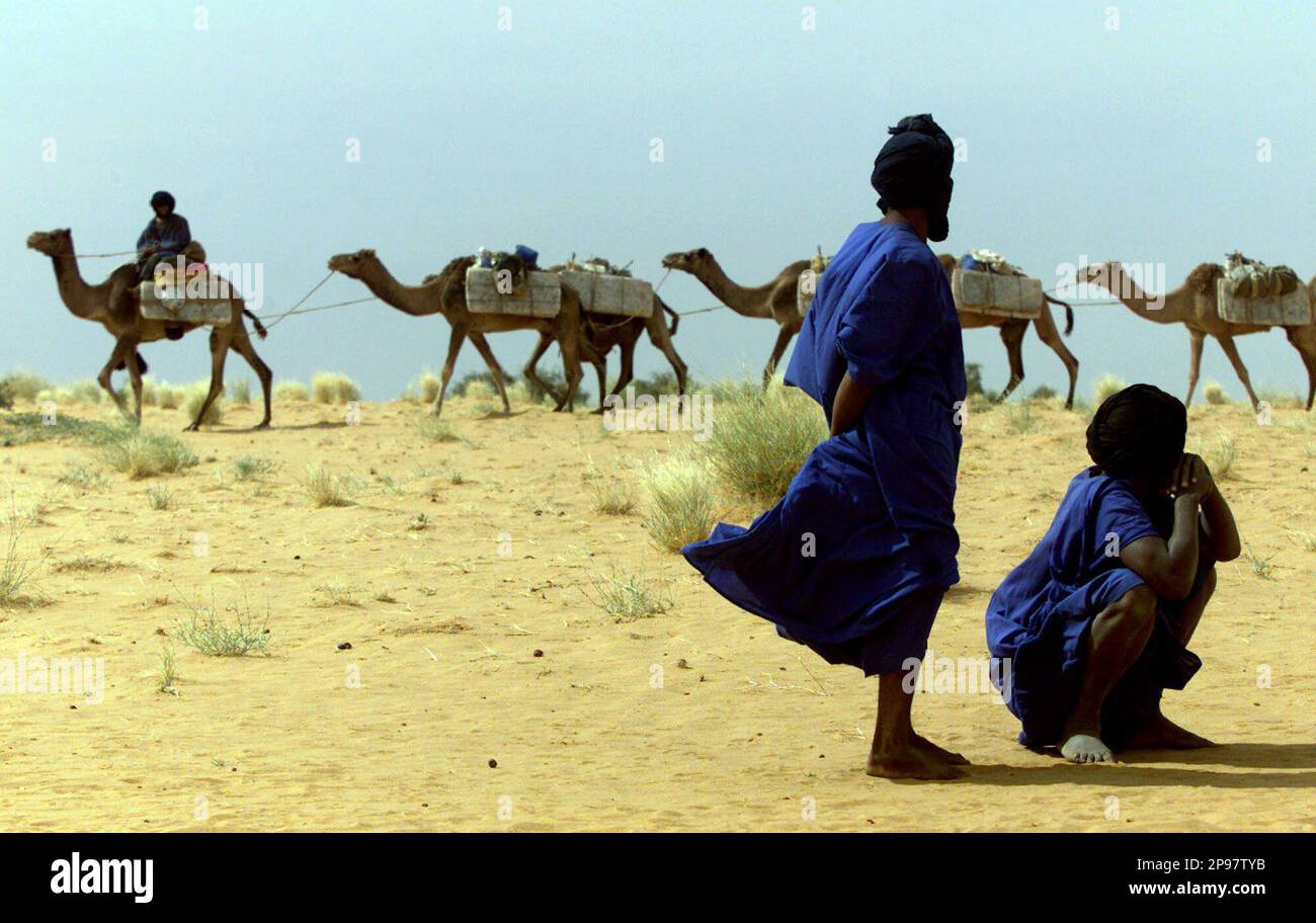 **ARCHIV** Nomaden rasten am 23. November 2000 nahe der Salzstrasse ...