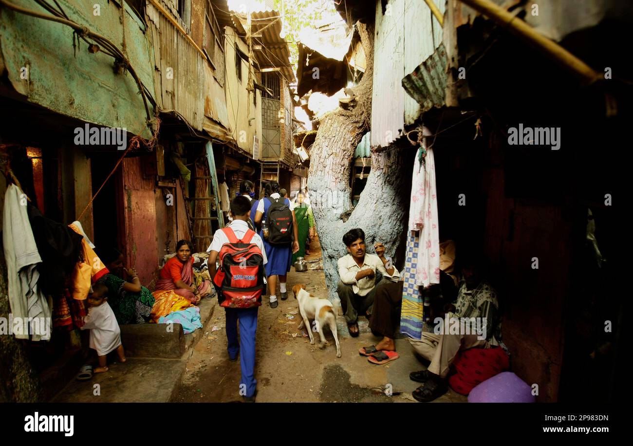 Children returning from school walk back to their homes in Dharavi ...