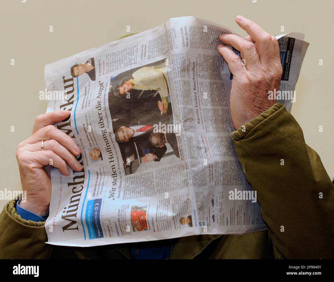 Der sogenannte Muenchner U-Bahn-Schubser Ludwig D. haelt sich am ...