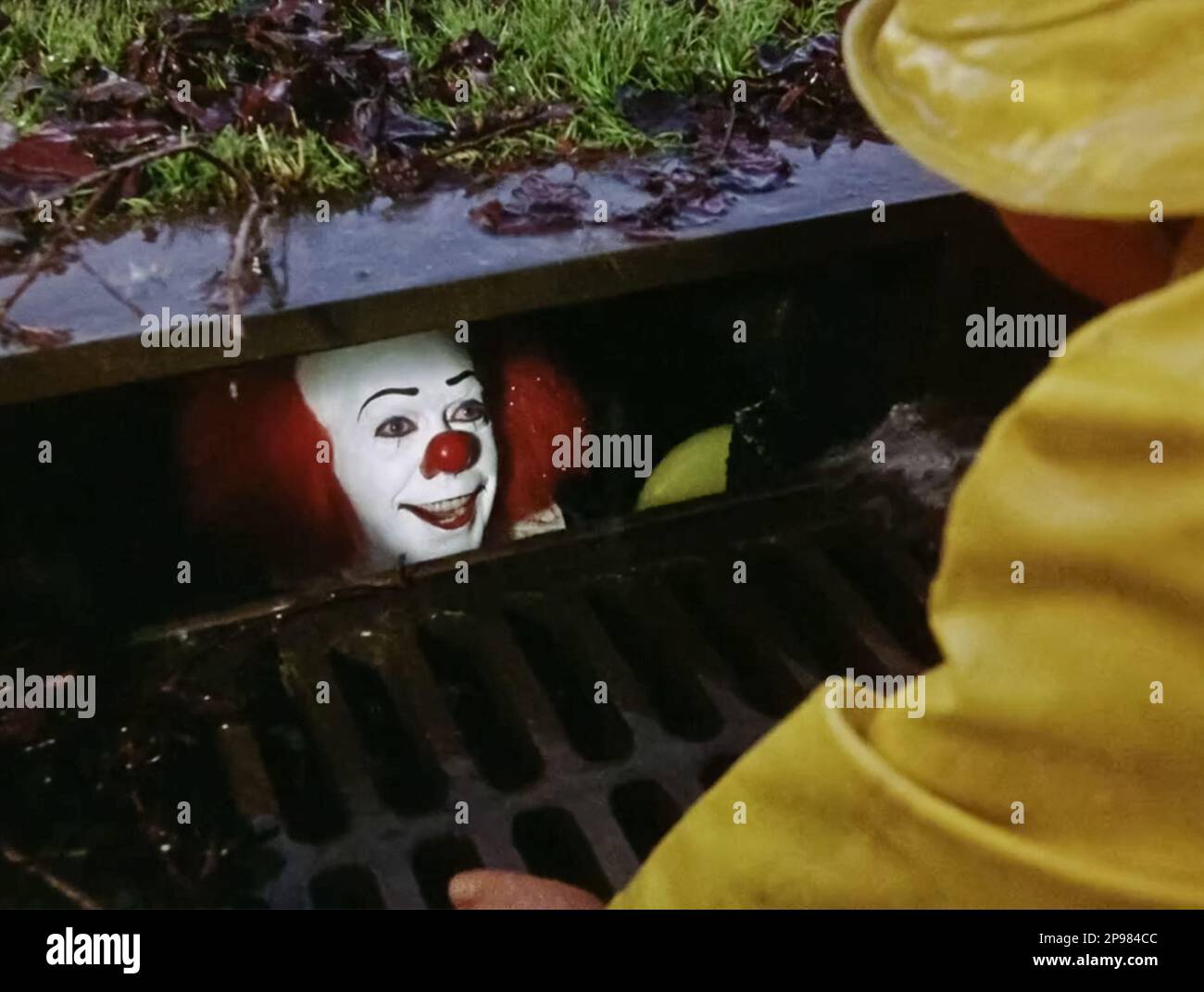 USA. Tim Curry as Pennywise in a scene from the (C)ABC/Warner Bros mini ...