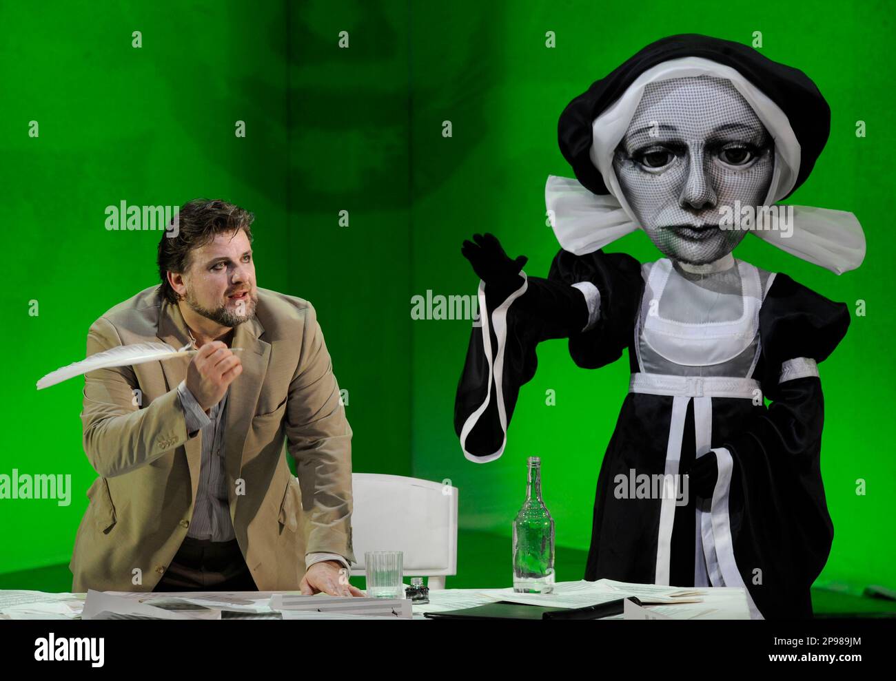 Der Saenger und Schauspieler Christopher Ventris in der Rolle des ...