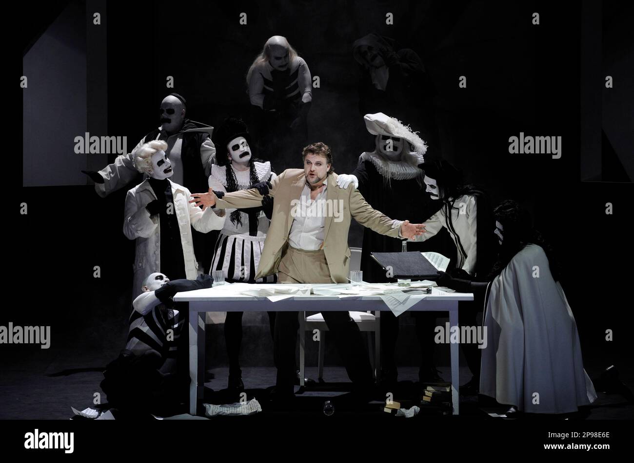 Der Saenger und Schauspieler Christopher Ventris in der Rolle des ...