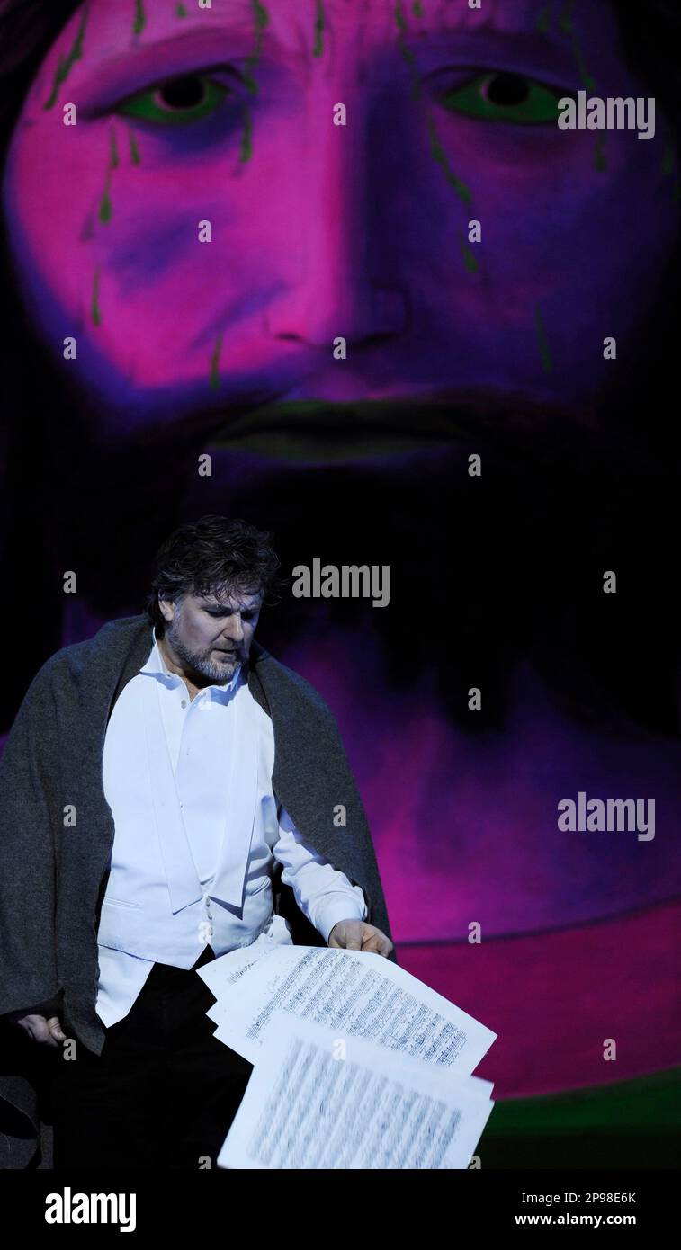 Der Saenger und Schauspieler Christopher Ventris in der Rolle des ...