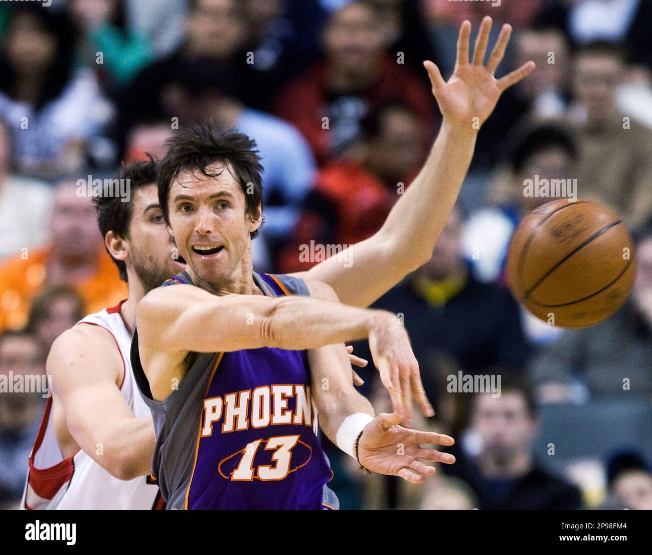 Phoenix Suns Steve Nash (13) passes the ball in front Toronto Raptors ...