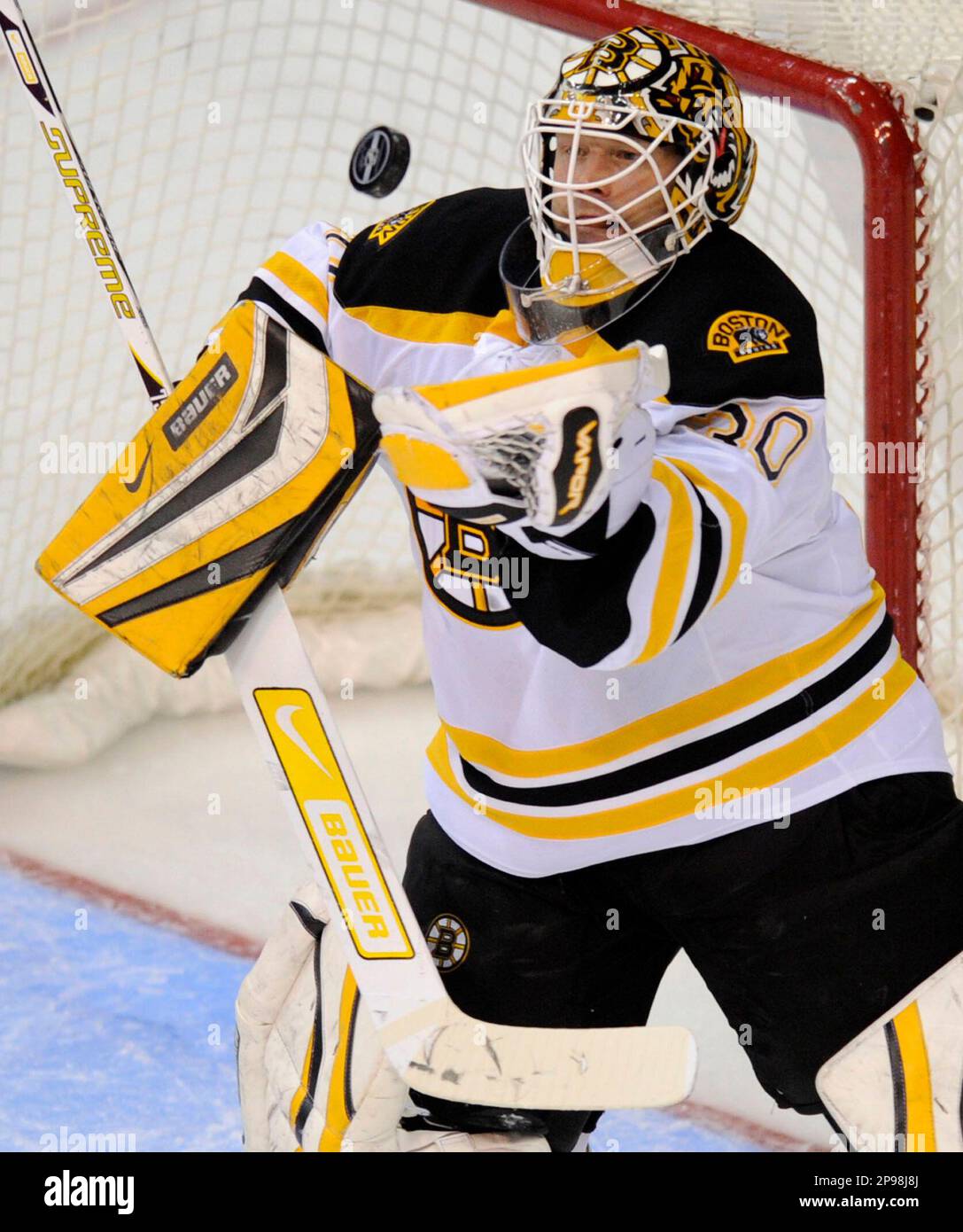 Boston Bruins goalie Tim Thomas stops the puck against the Washington ...