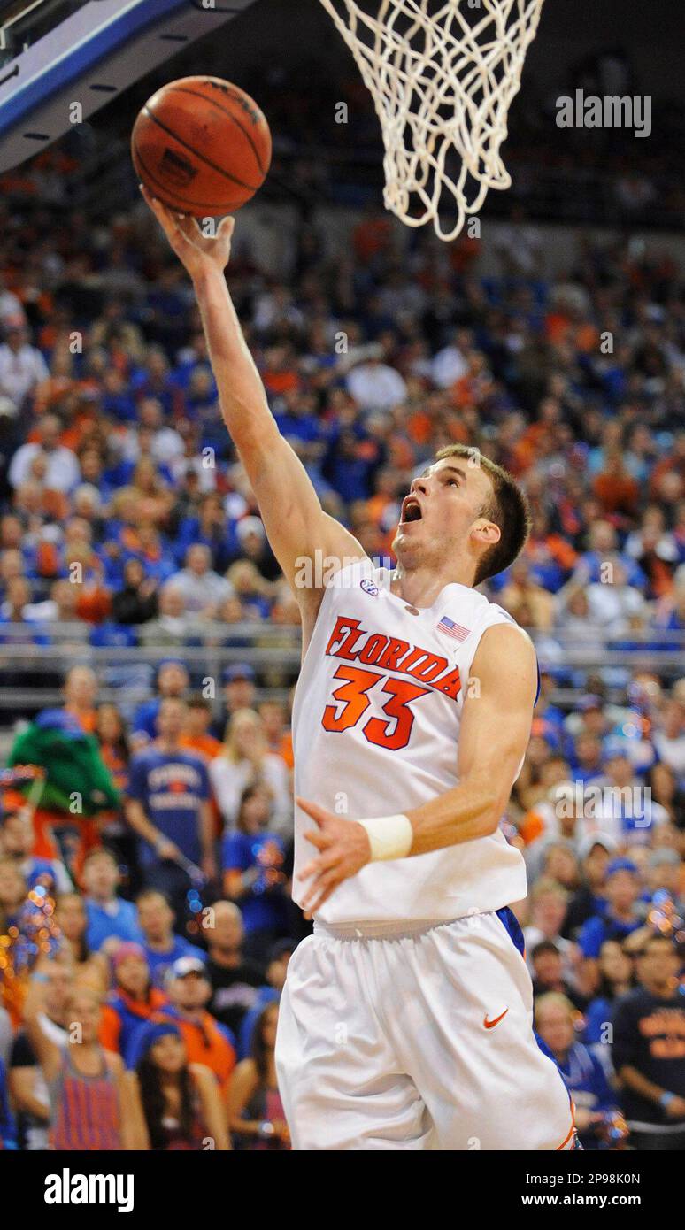 Florida's Nick Calathes (33) shoots during the second half of an NCAA ...
