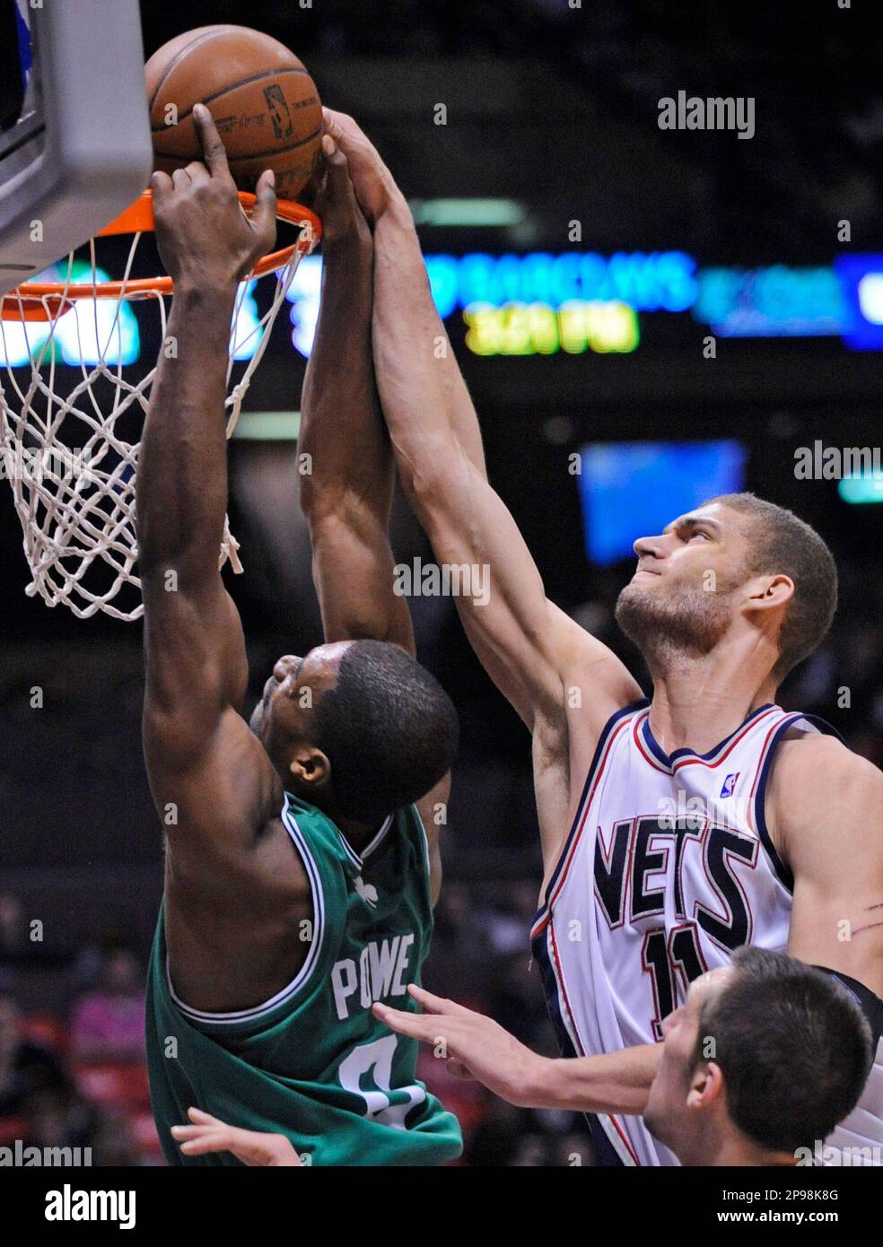 Boston Celtics' Leon Powe, left, dunks the ball as New Jersey Nets ...