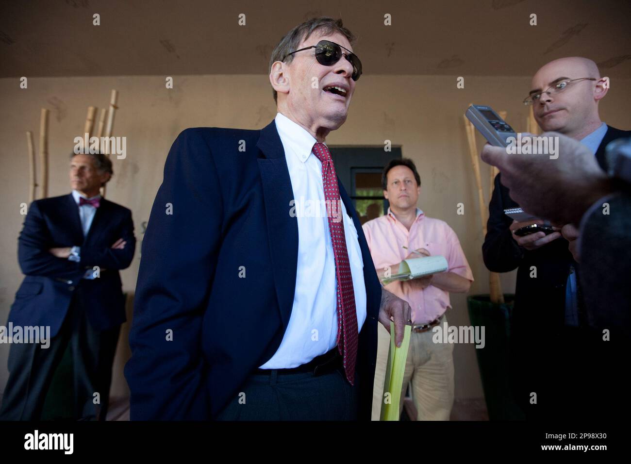 Major League Baseball commissioner Bud Selig, center, talks with the ...