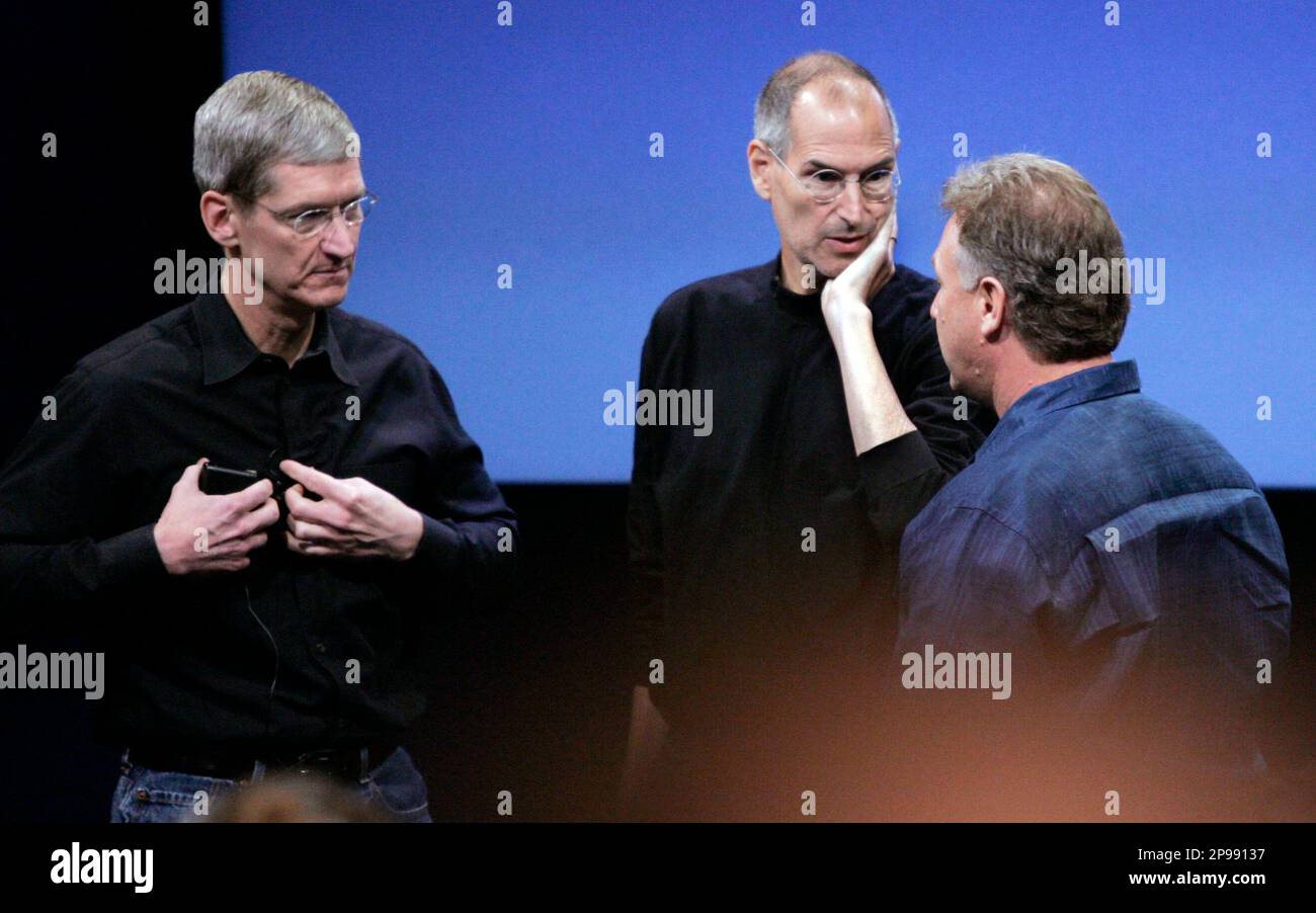 Apple's chief operating officer, Tim Cook, left, talks with CEO Steve ...