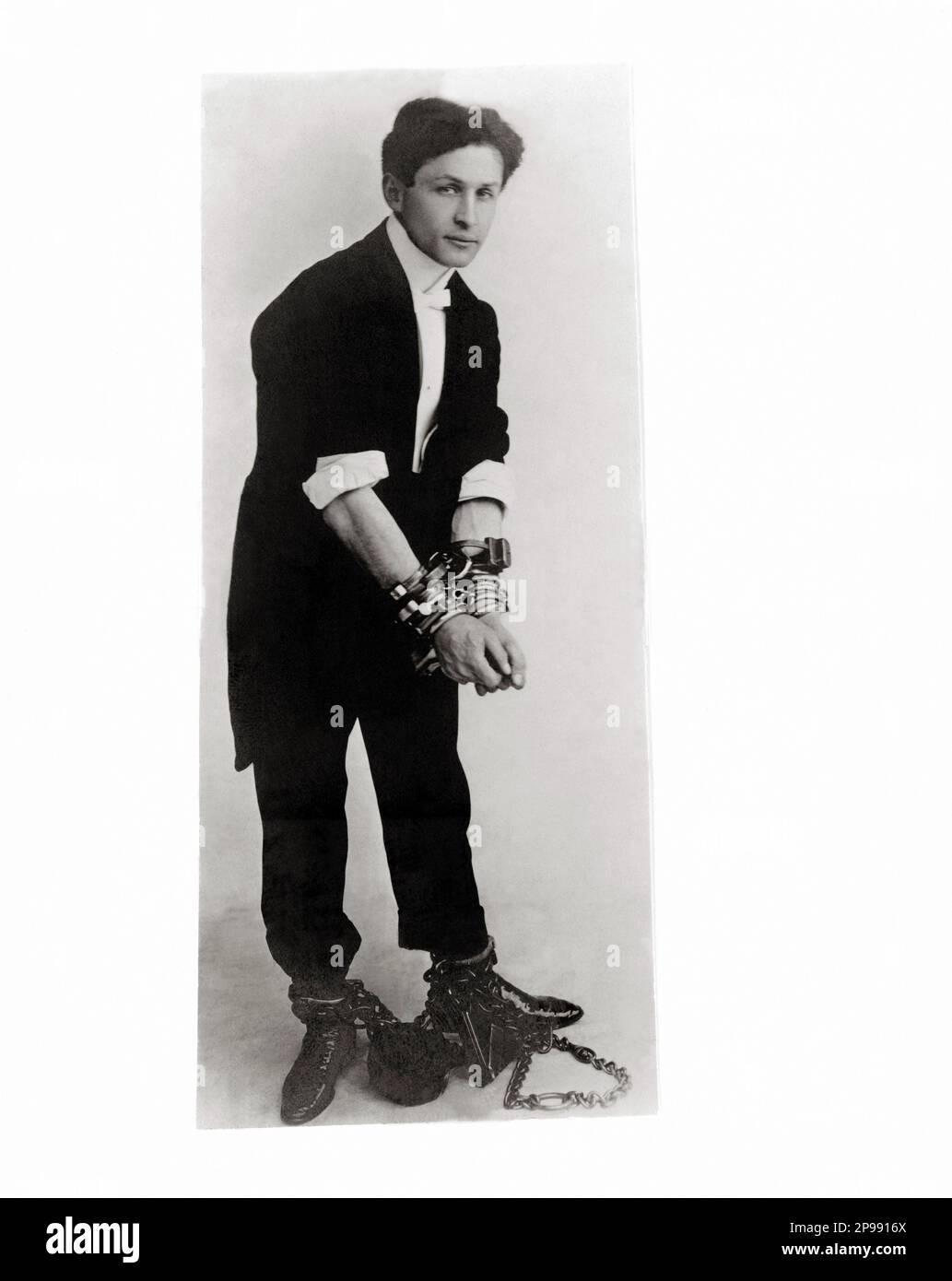 The most celebrated american magician HARRY HOUDINI ( 1874 - 1926 ...