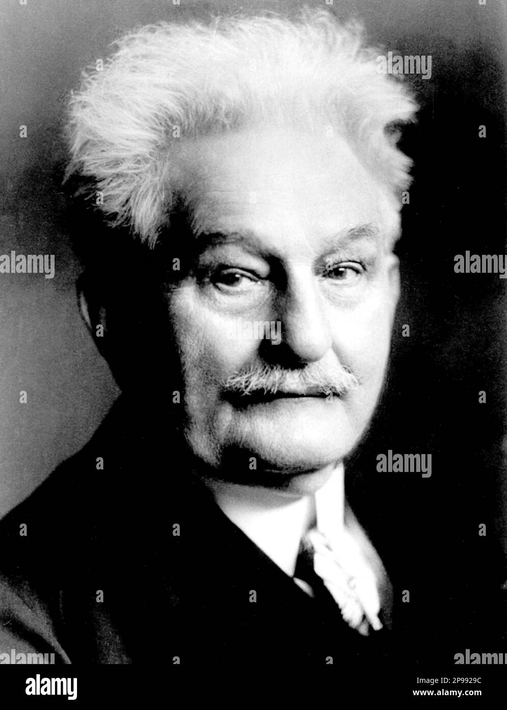 Orchestral classics hi-res stock photography and images - Alamy