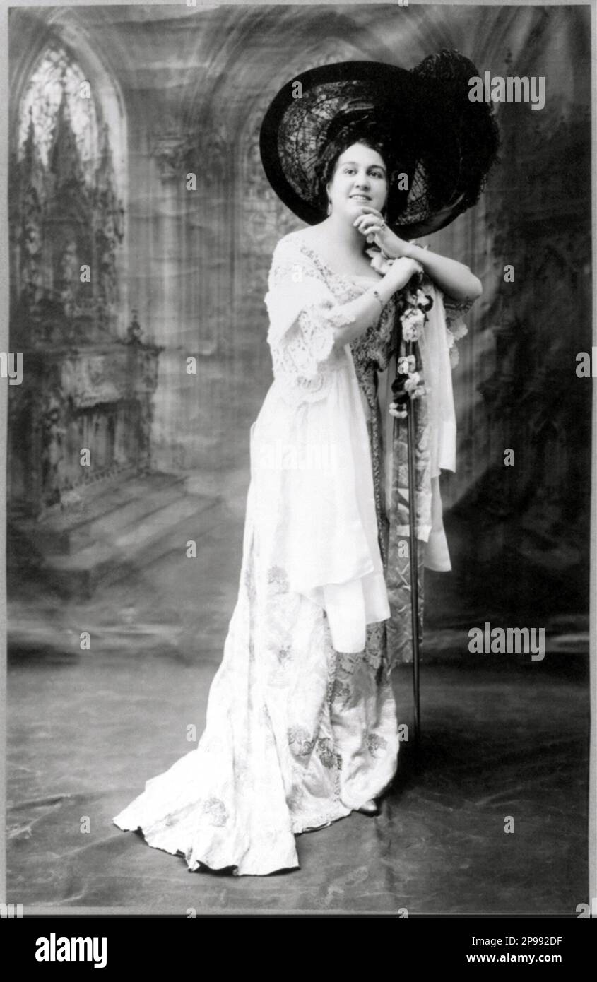 The celebrated italian singer soprano MARIA LABIA (1880-1953 ) in TOSCA ...