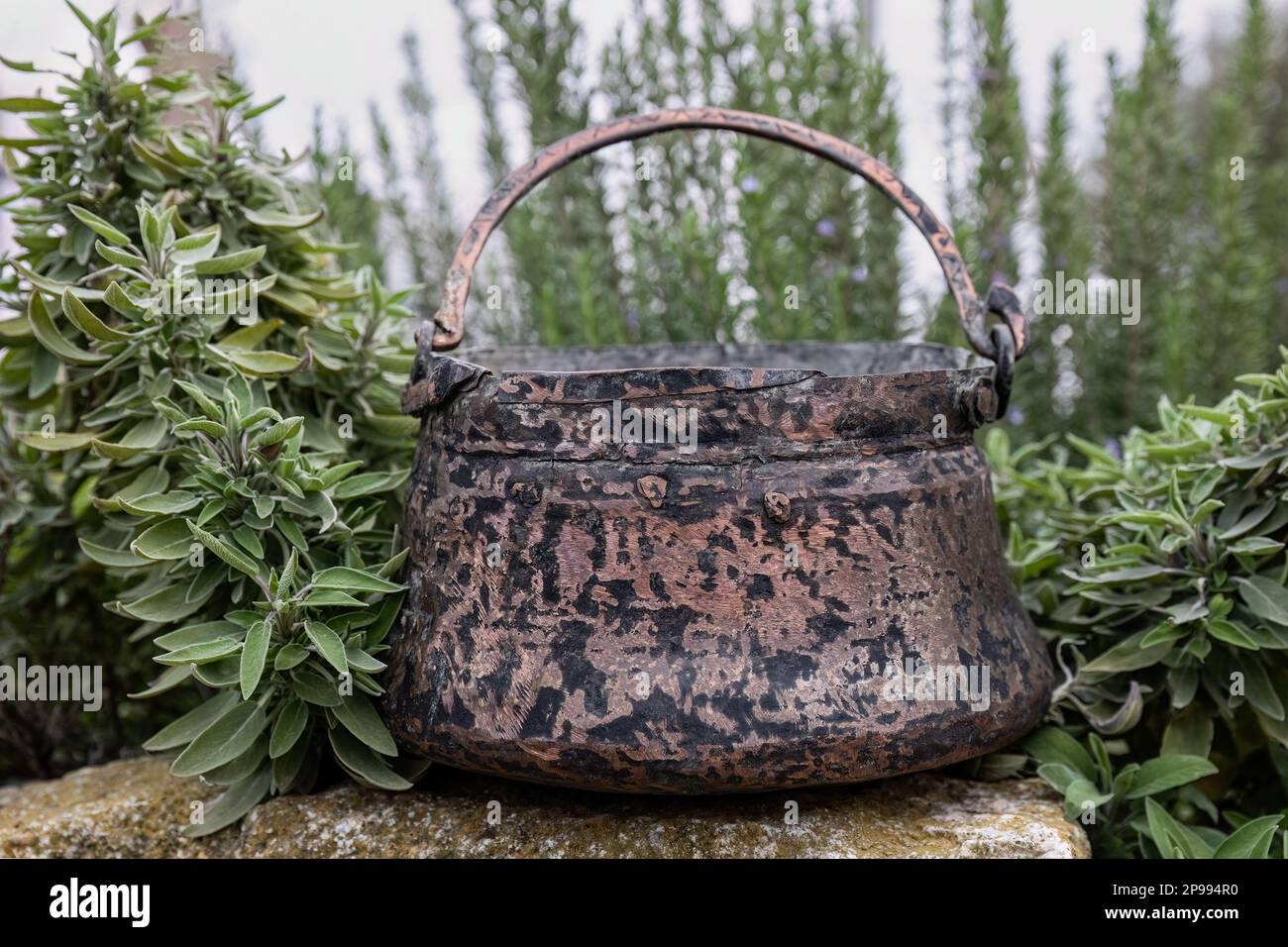 Copper cauldron with a handle Stock Photo - Alamy