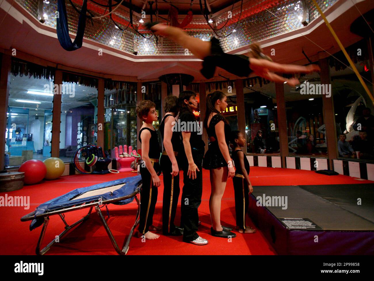 ** TO GO WITH CIRCO FUNCION SOCIAL ** Claire Kuciejczyk, top, leaps ...