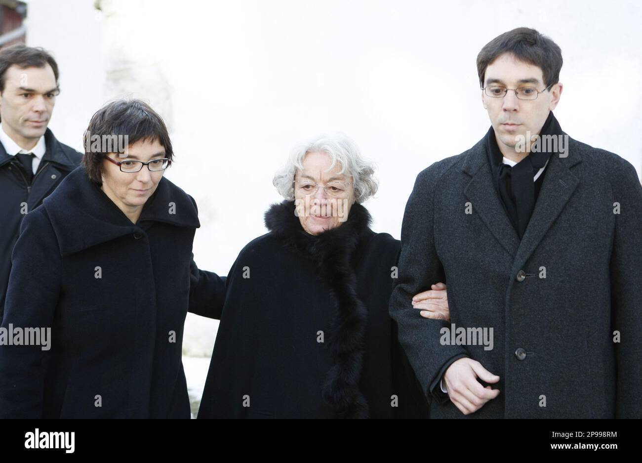 Ruth Merckle, Witwe des Unternehmers Adolf Merckle, Mitte, und ihre ...