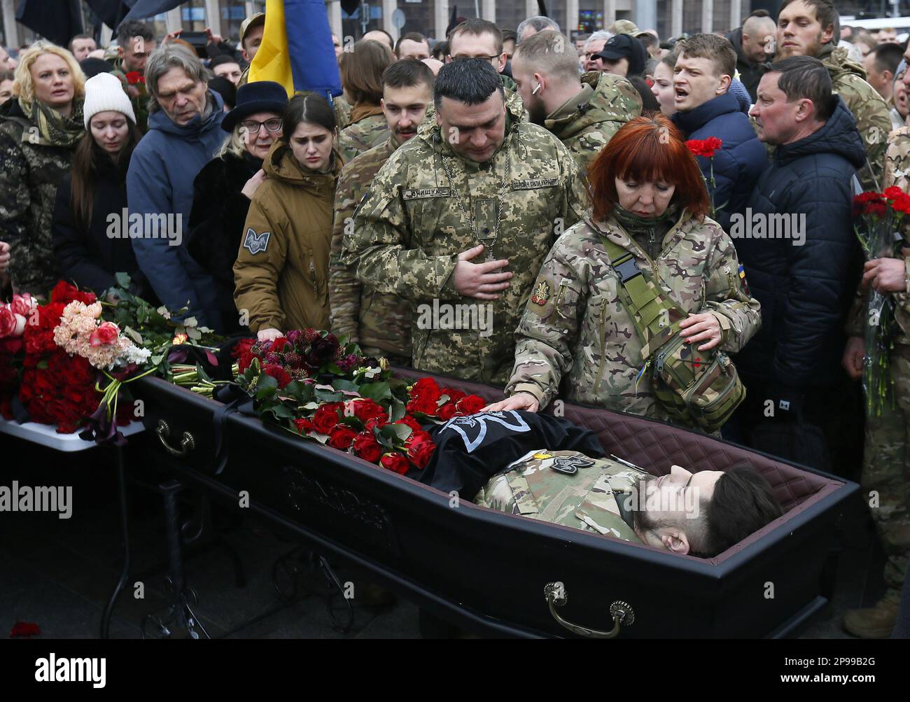 (EDITOR'S NOTE: Image depicts death)People pay their respect around the ...