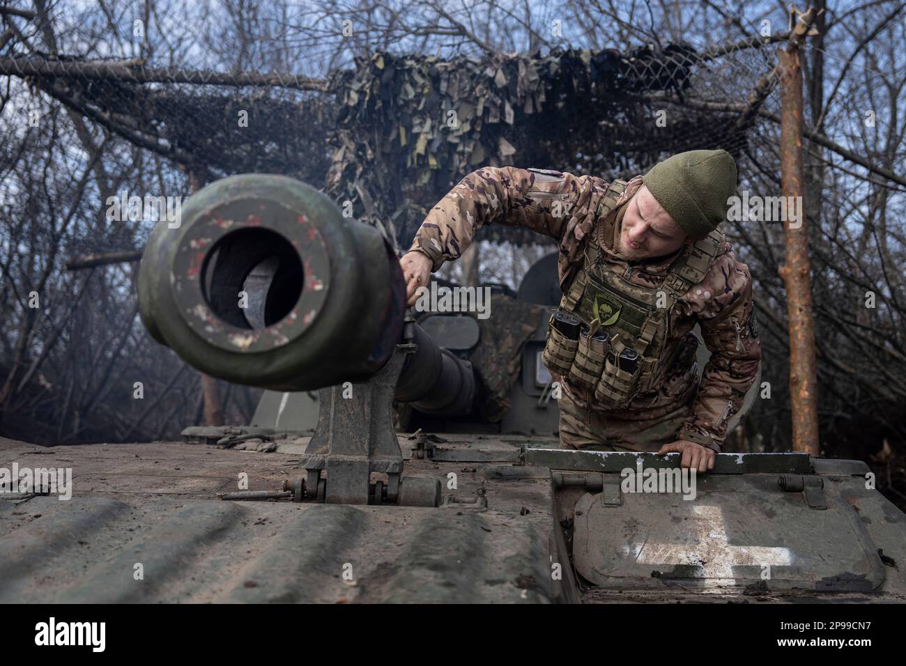 A Ukrainian paratrooper of the 80 Air Assault brigade prepares a self ...