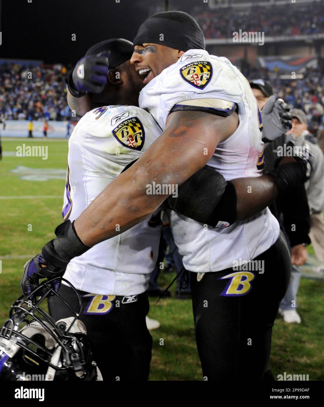 Baltimore Ravens linebacker Ray Lewis, right, hugs fullback Le'Ron ...