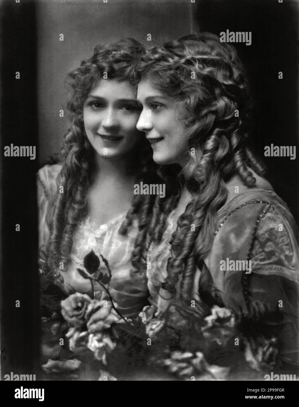 1914 : The silent movie actress MARY PICKFORD ( 1892 - 1979 ) at mirror ...