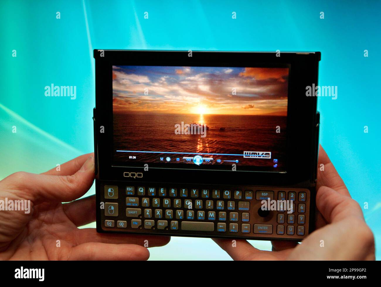 An OQO computer with the first OLED PC with a million to one contrast ...