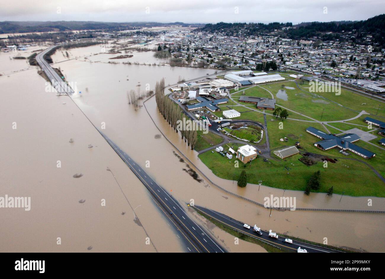 Interstate 5 runs into flood waters from the Chehalis River Thursday ...