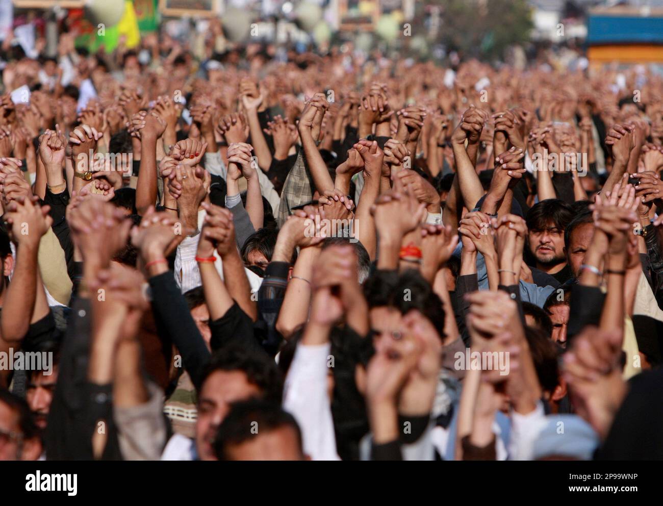 Pakistani Shiite Muslim raised their hands to condemn Israeli ...