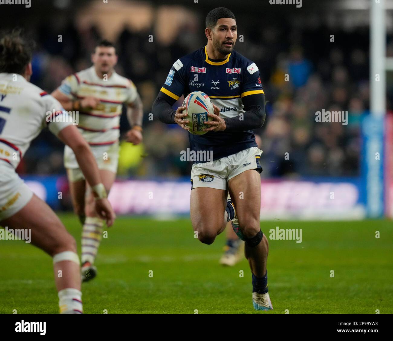Nene Macdonald #4 of Leeds Rhinos makes a break during the Betfred ...