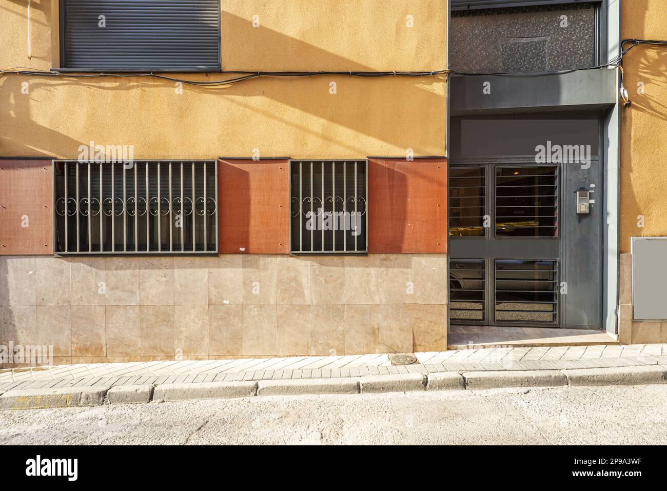 Apartment building, street level hi-res stock photography and images ...