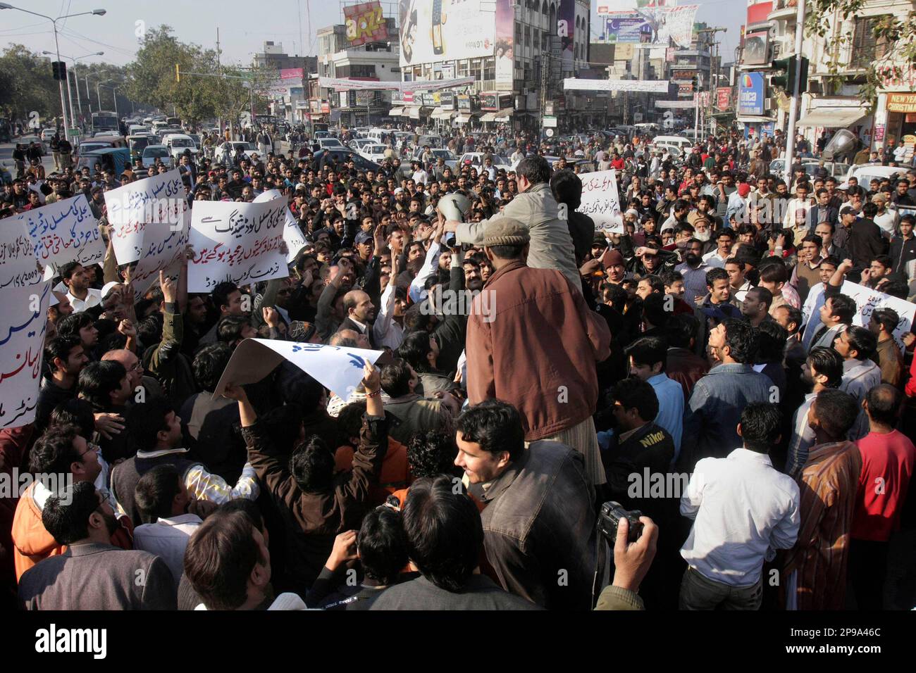 Pakistani traders and workers hold a demonstration against long hours ...