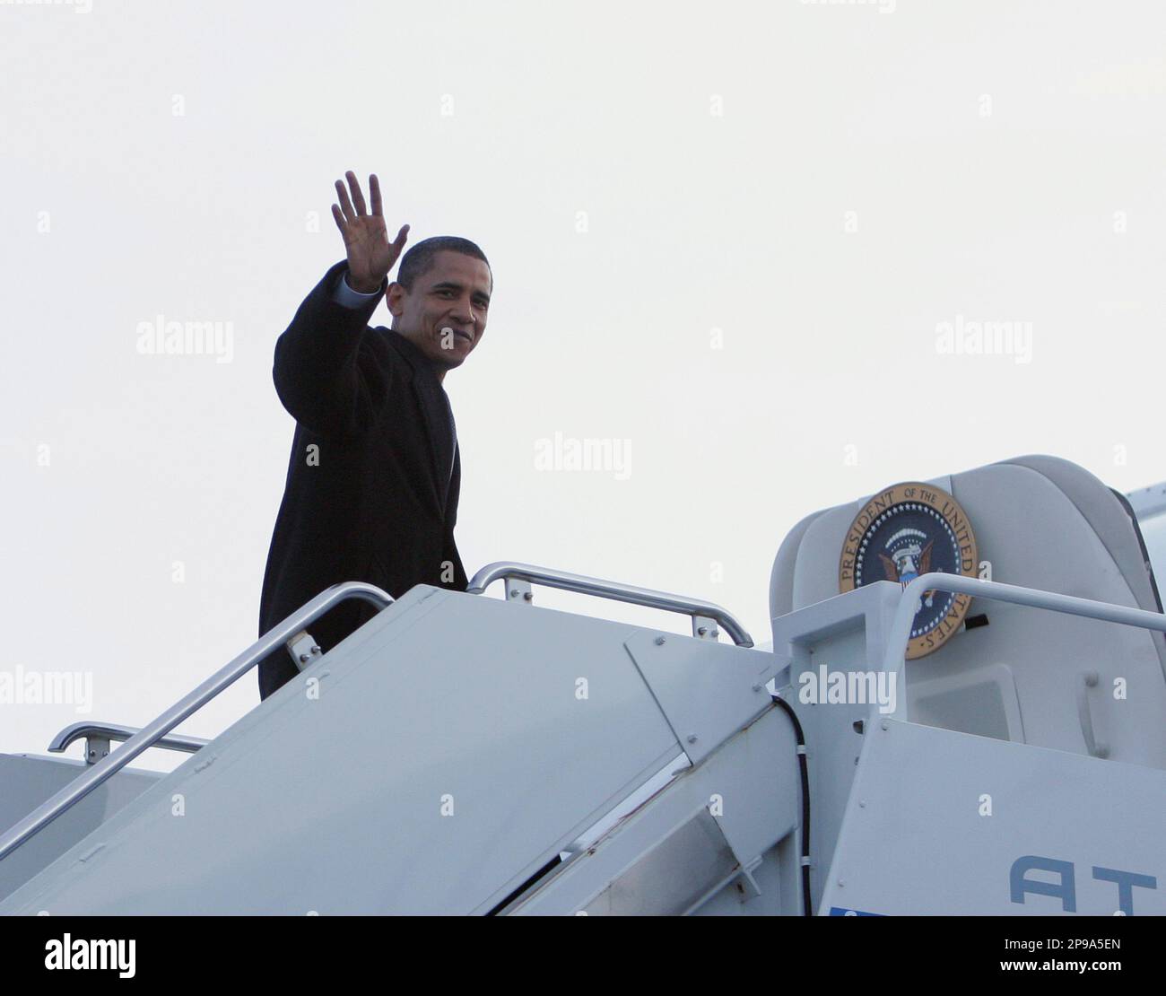 President-elect Barack Obama board the plane at Chicago Midway Airport ...