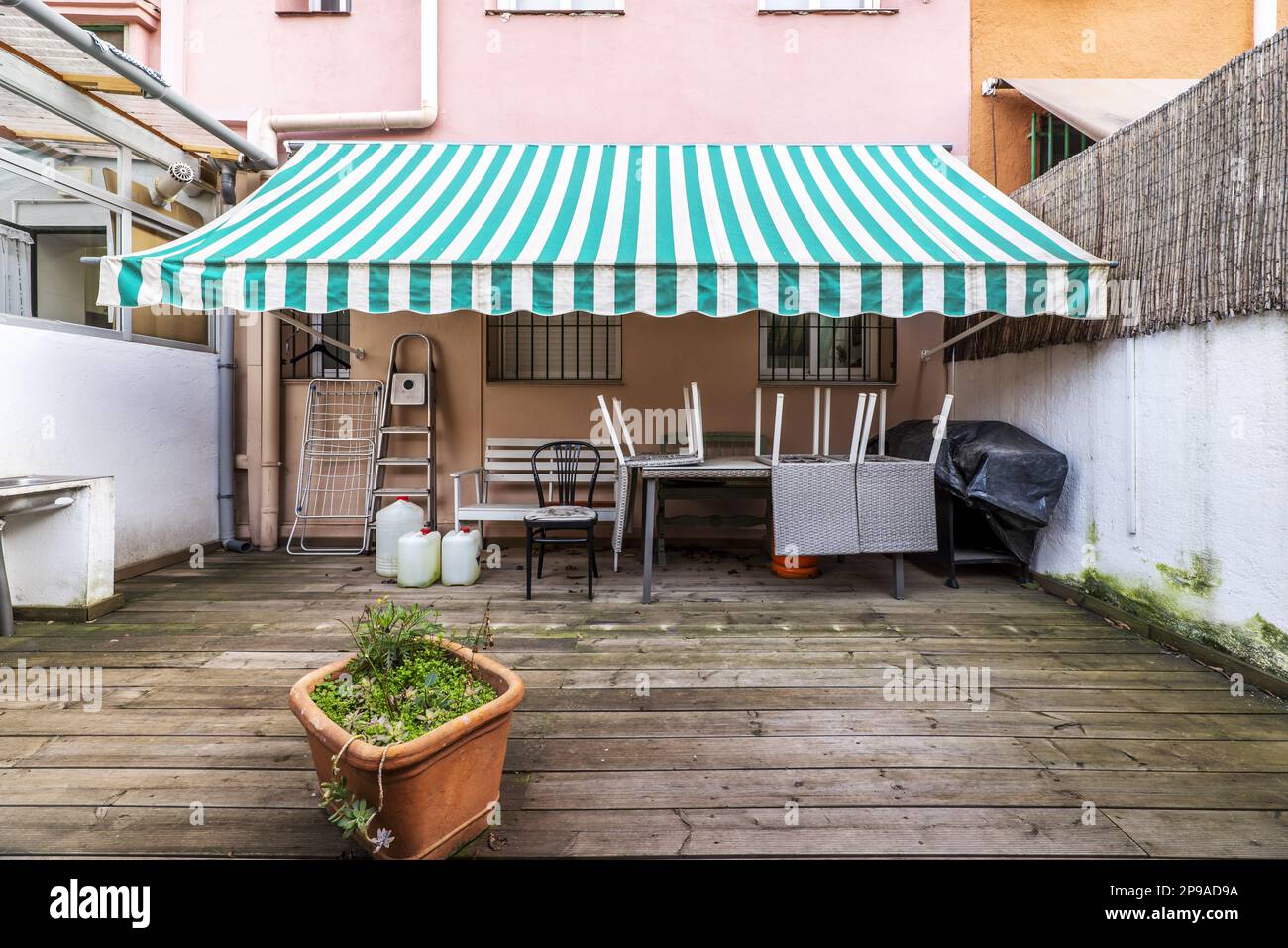 Green awning hi-res stock photography and images - Alamy