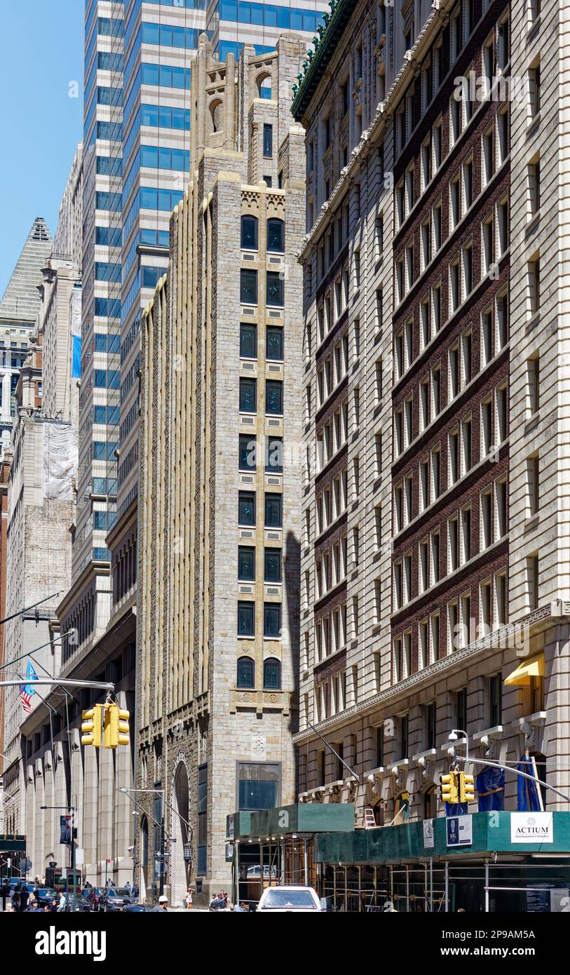 74 Wall Street (center), former Seaman's Bank for Savings, has a ...