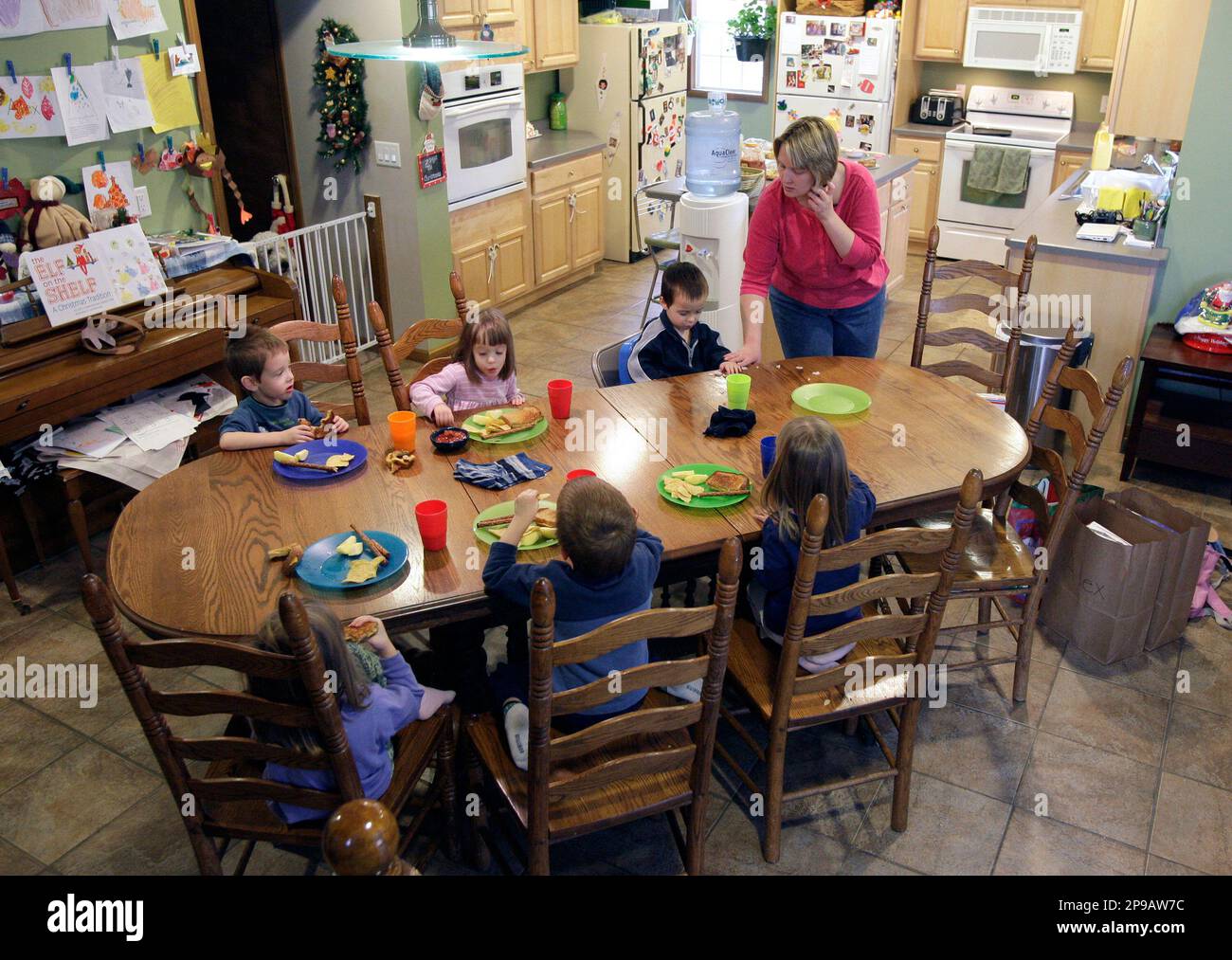 Jennifer Hanselman fields a phone call as she serves lunch to her 4 ...