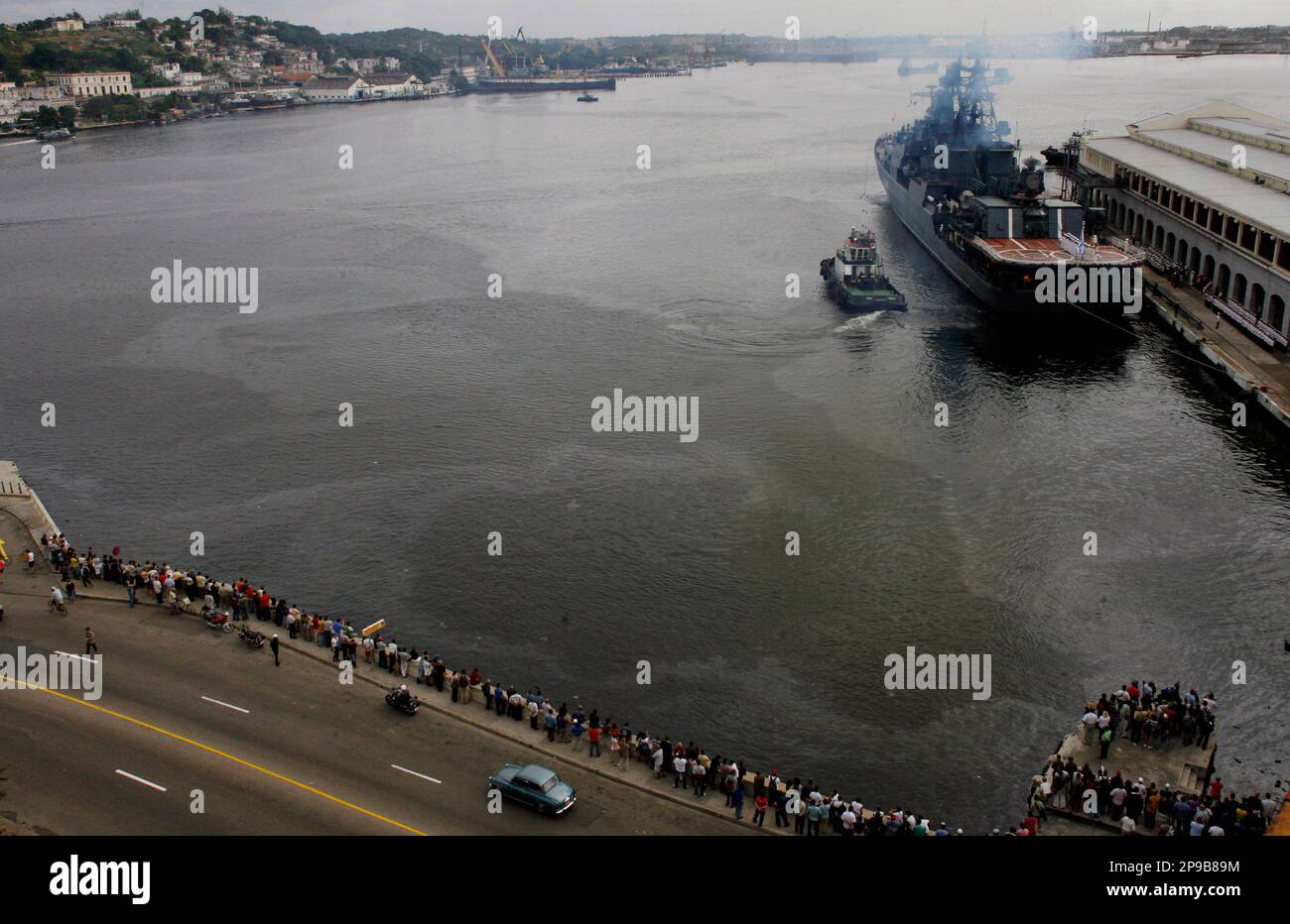 People watch Russia's ship Admiral Chabanenko arrival to Havana bay ...