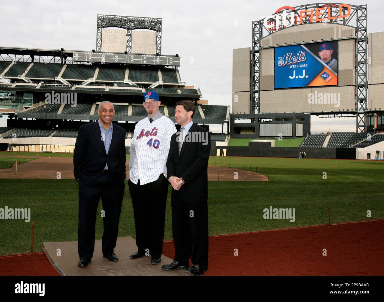 Mets' pitcher J.J. Putz, center, poses for a picture with New York Mets ...