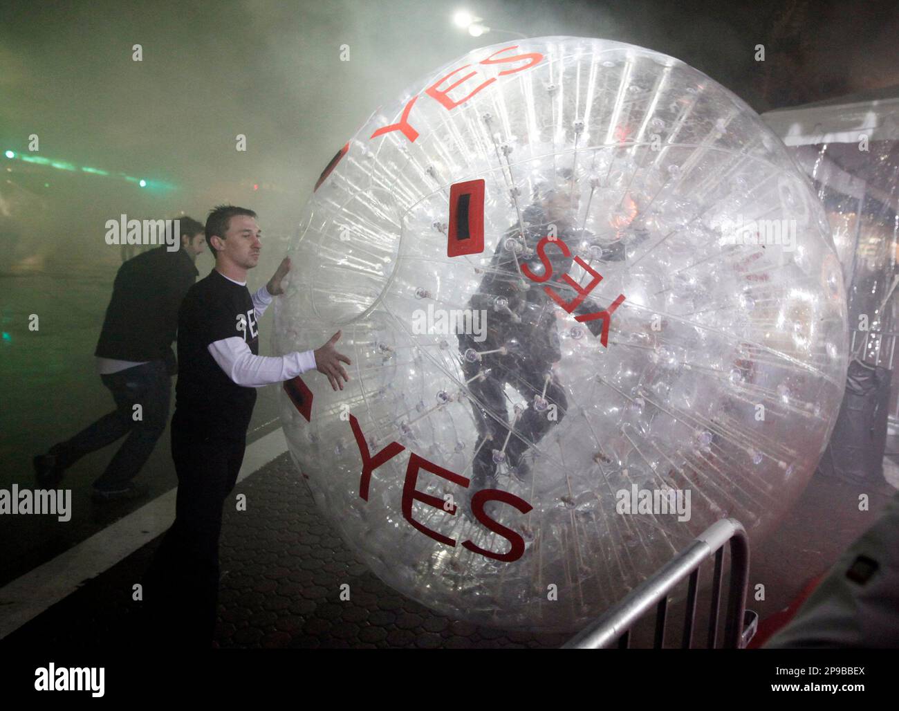 Cast member Jim Carrey arrives in a ballon ball to the premiere of "Yes ...