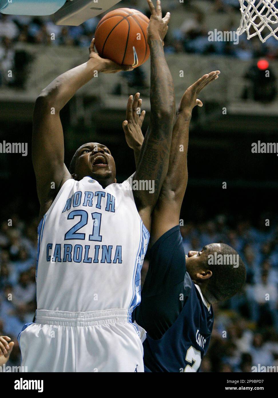 North Carolina's Deon Thompson (21) shoots over Oral Roberts' Marcus ...
