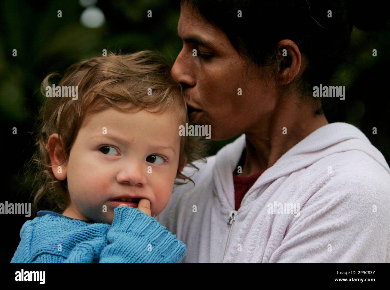 Indian nanny Sandra Samuel kisses Moshe Holtzberg, 2, orphan of Rabbi ...