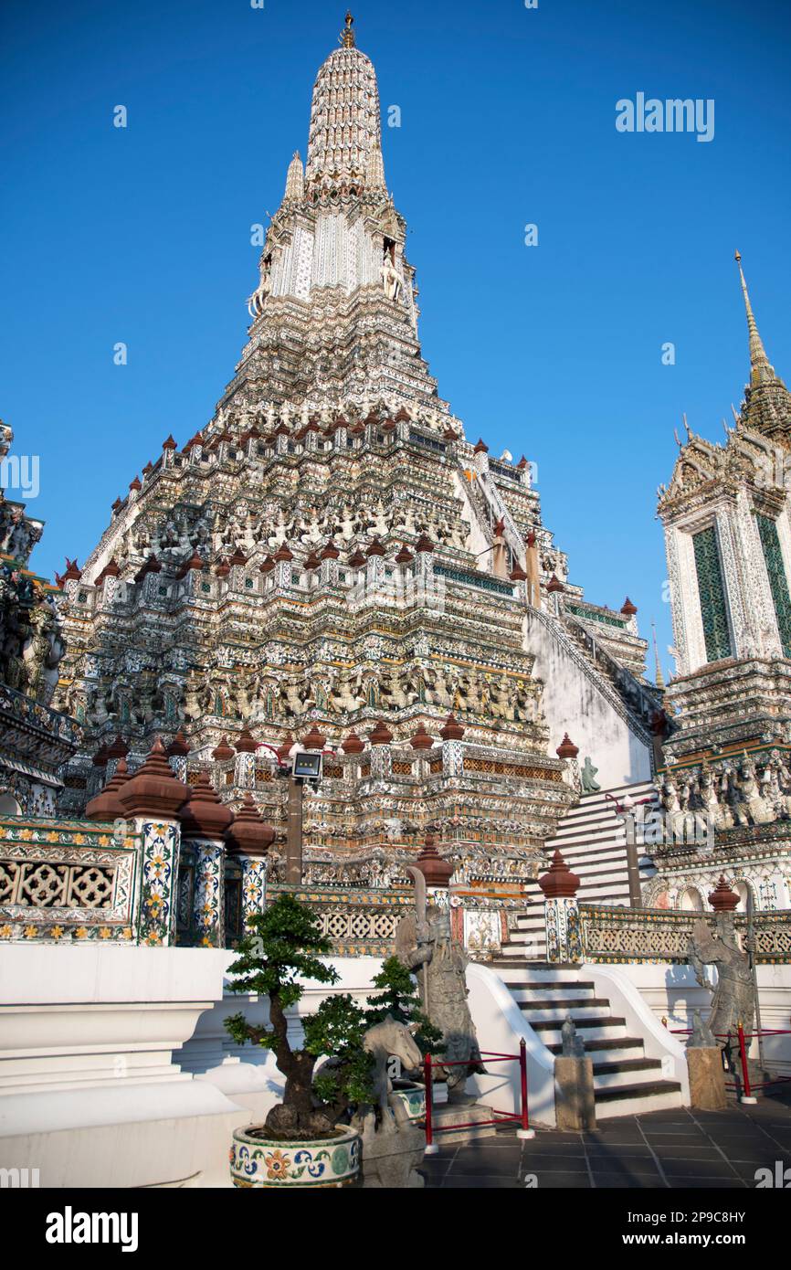 Impressive architectural details of Wat Arun (The Temple of Dawn) in ...