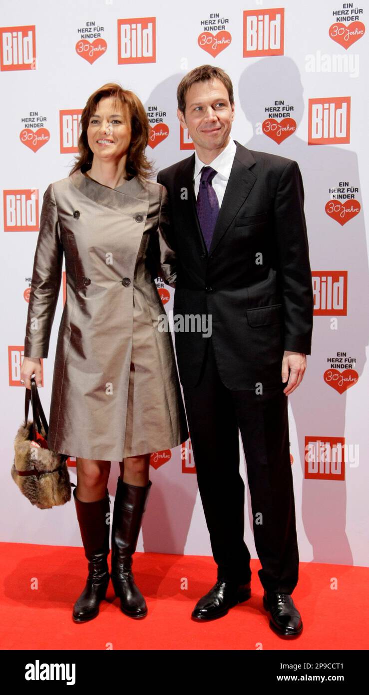 Die Moderatorin Maybrit Illner, links und der Telekom-Chef Rene ...