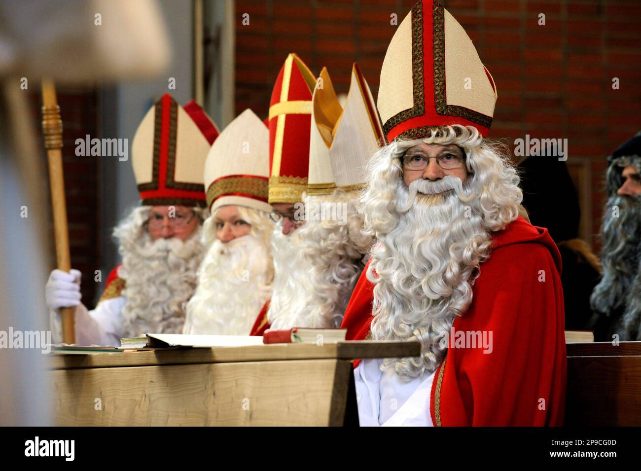 Fuenf Maener, die als Nikolaeuse verkleidet sind, stehen am Freitag, 5 ...