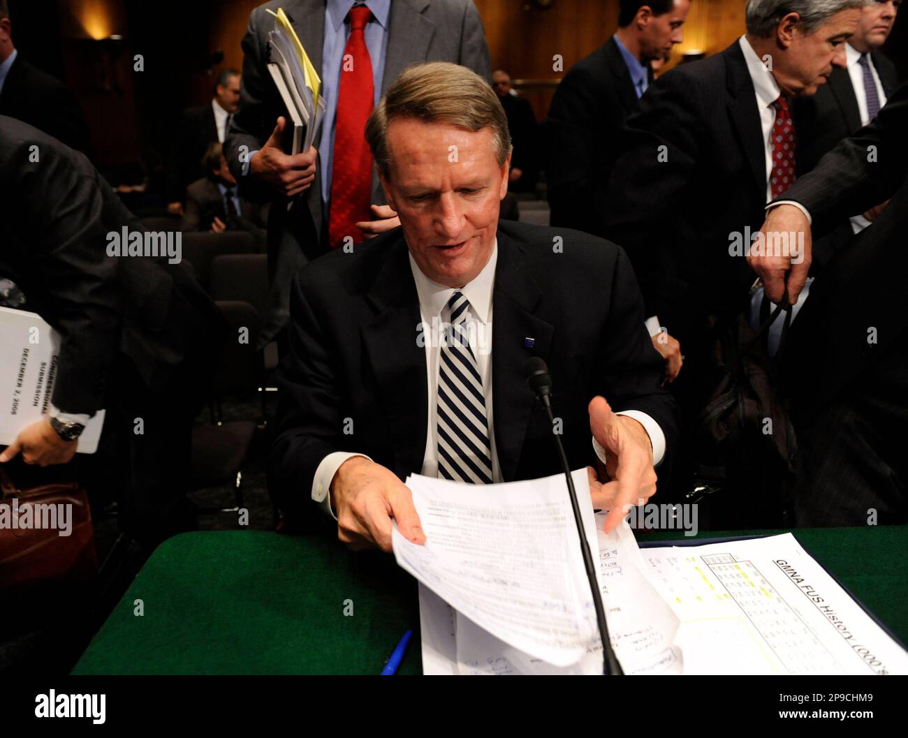 General Motors Chief Executive Officer Richard Wagoner gathers his ...