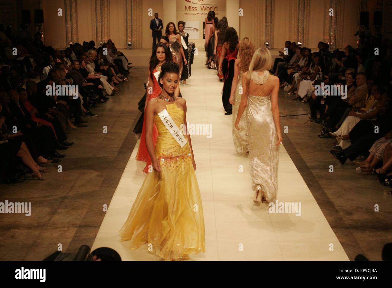 Miss South Africa, Tansey Coetzee, leads contestants during the Miss ...