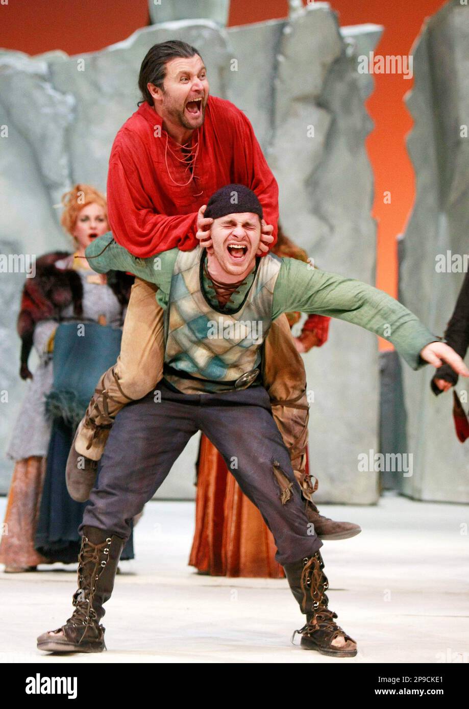 Marc Ben Puch als Borka, unten, und Thomas Kressmann als Mattis, oben ...