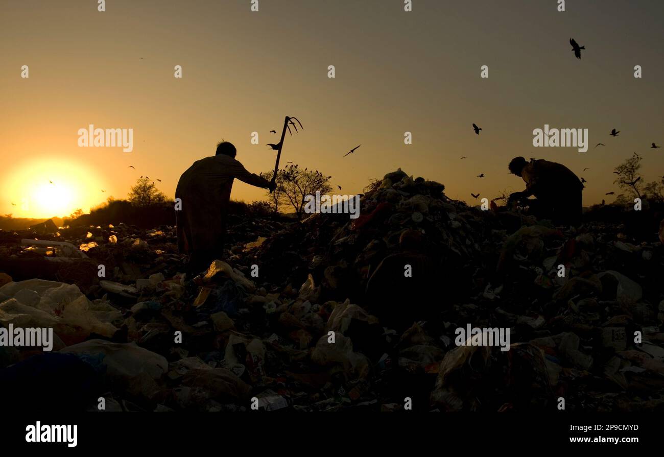 Pakistani scavengers sift through garbage in slums of Islamabad ...