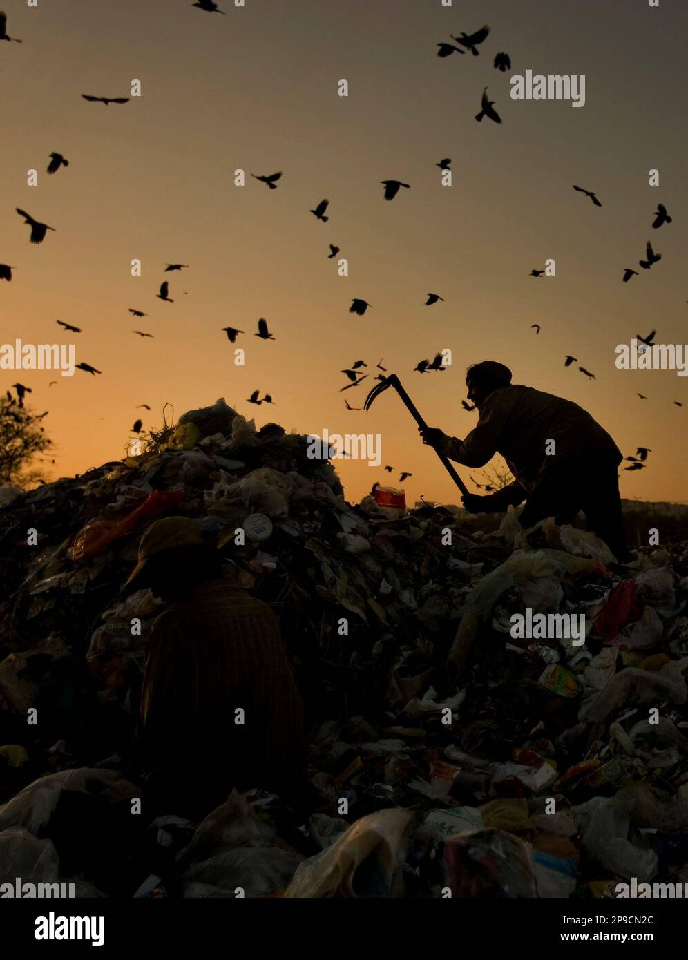 Pakistani scavengers sift through garbage in slums of Islamabad ...
