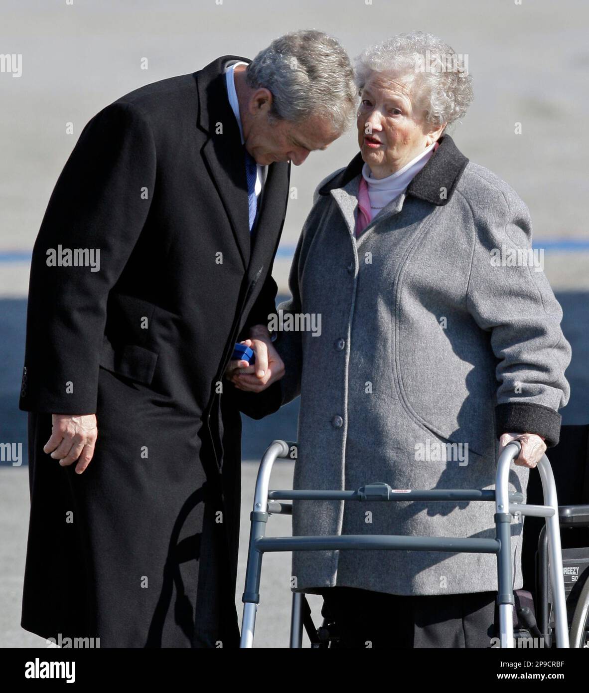 President Bush, left, talks with Freedom Corps volunteer Donna Turner ...