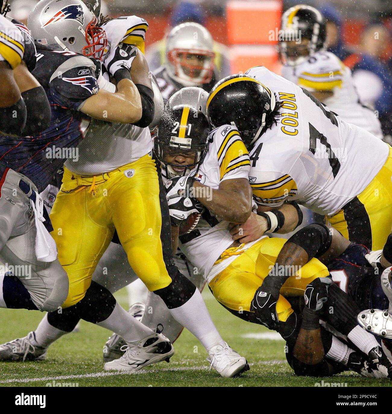 Pittsburgh Steelers running back Mewelde Moore (21) gets a little help ...